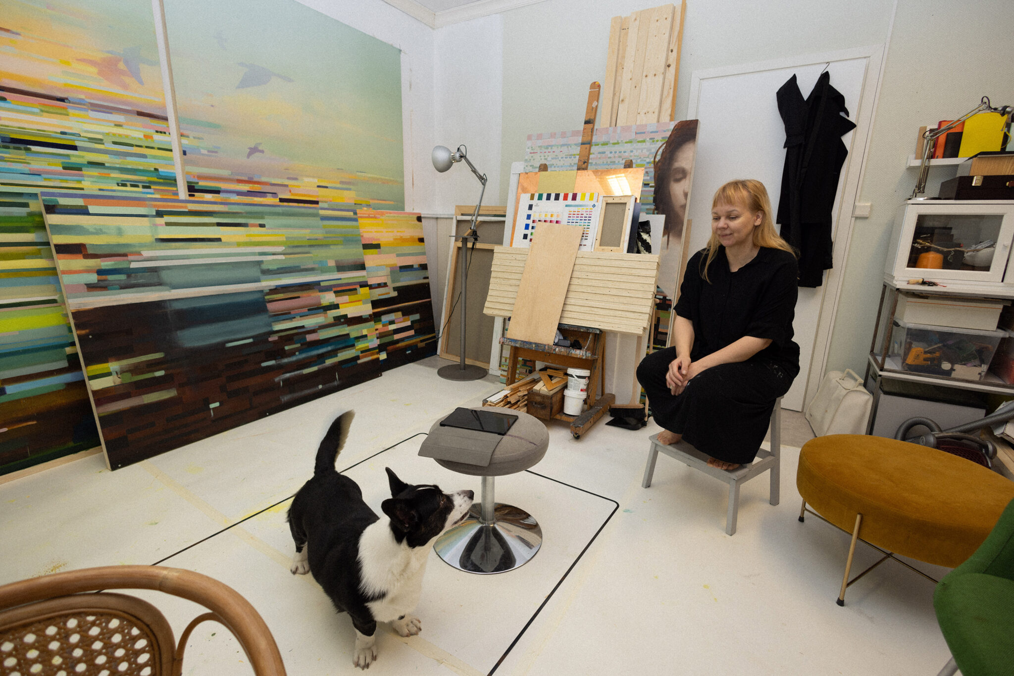 Taiteilija Pia Salon työskentelystä kertova kuvasarja on esillä Karin ...